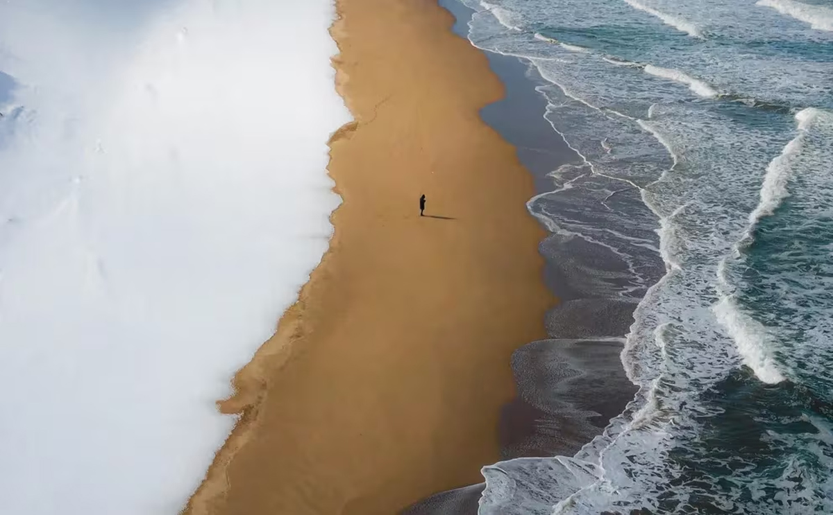 La impresionante playa donde se junta la nieve, la arena y el mar - La ...