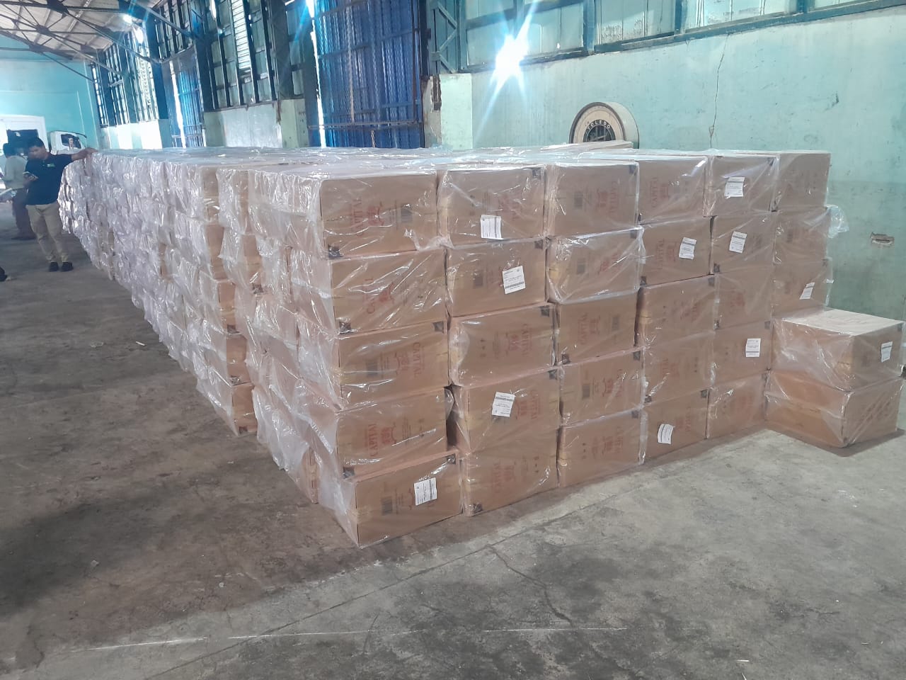 Aduanas asesta duro golpe al contrabando de bebidas “premium” y cigarrillos en Puerto Plata – La ...