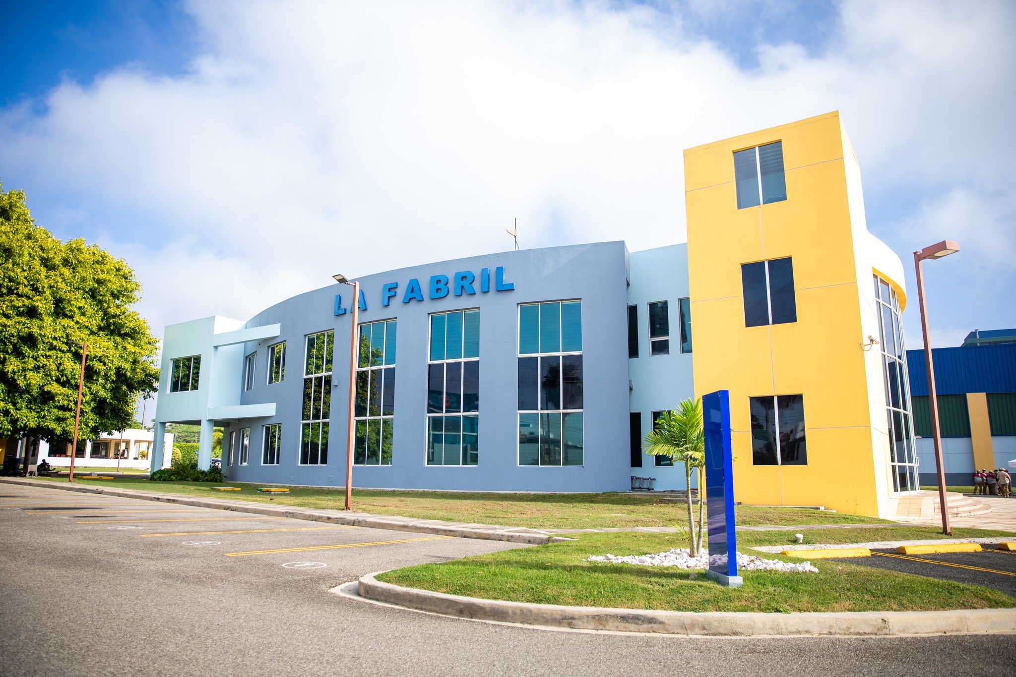La Fabril inaugura su tercera refinería en Santiago con la presencia ...