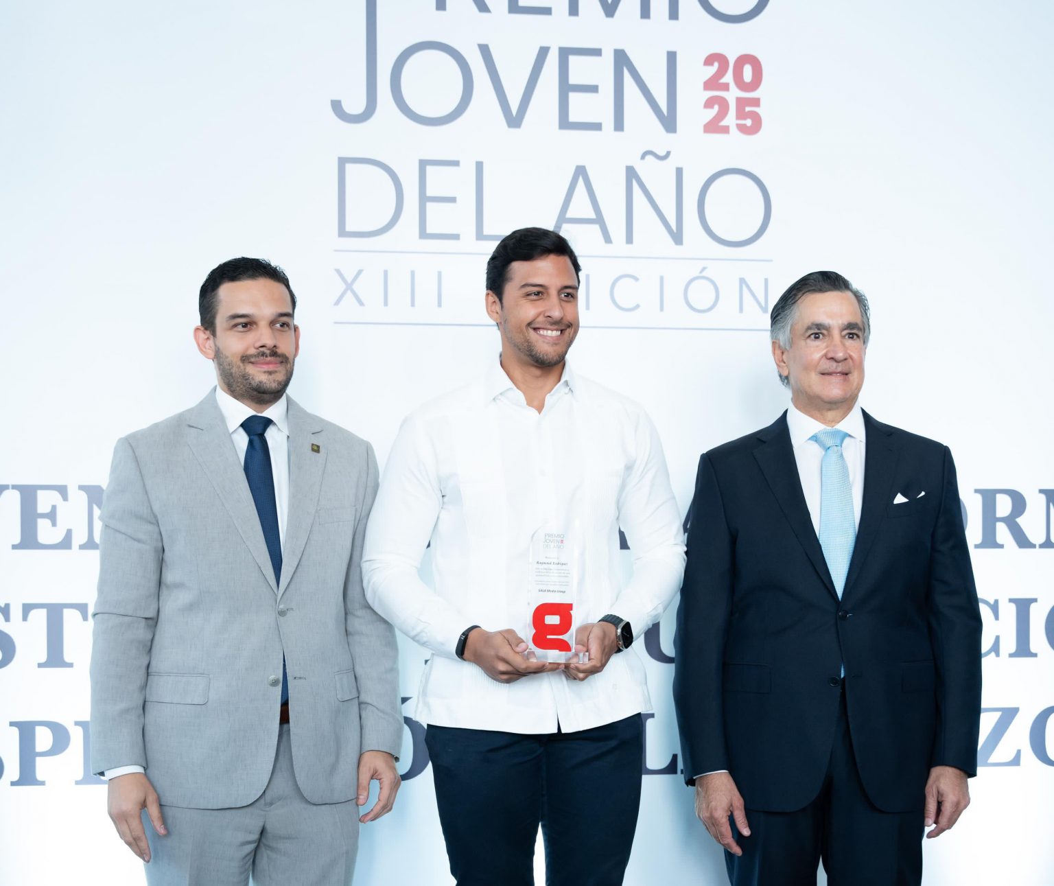 Raymond Rodríguez recibe el título de "Joven del Año" por su ...
