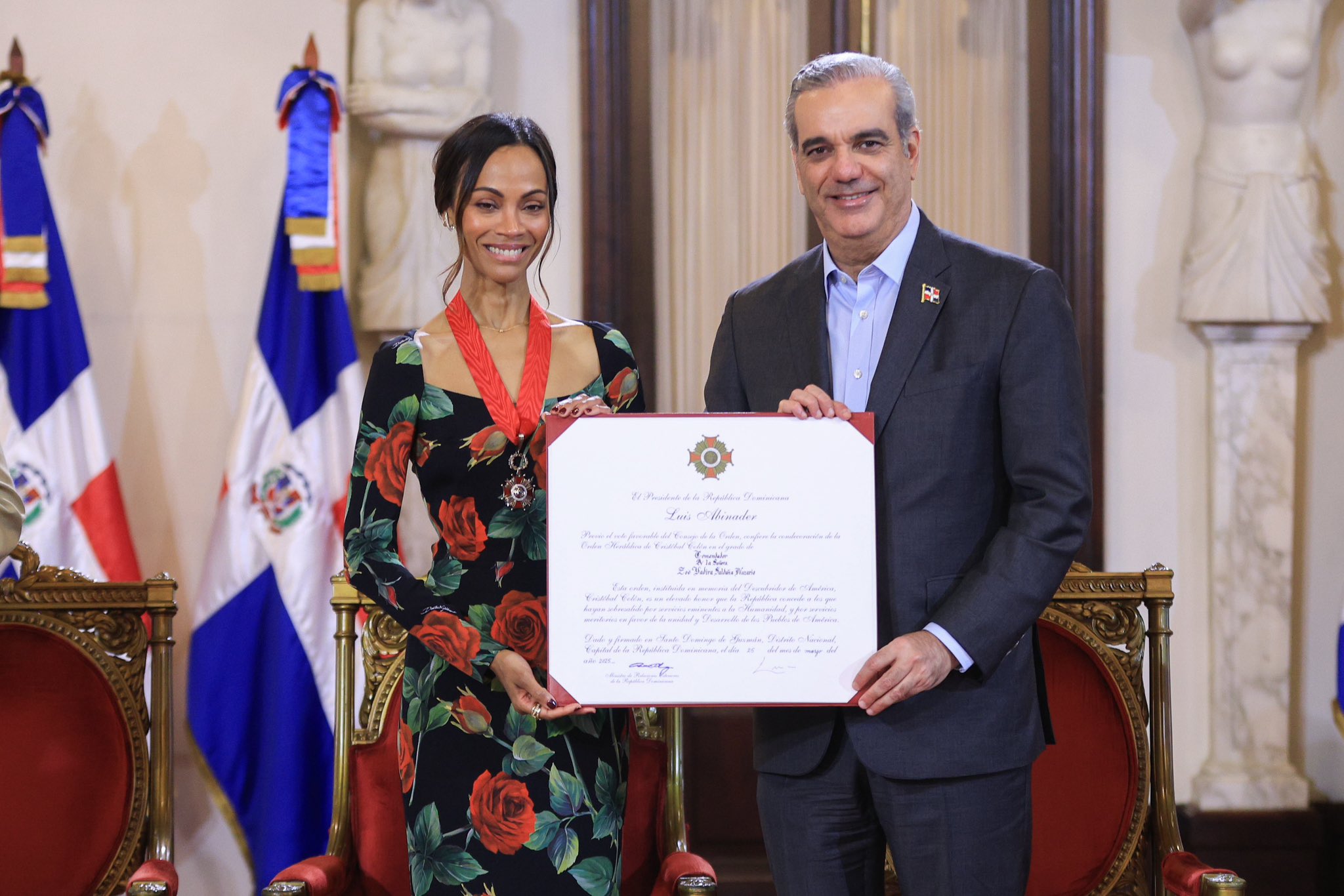 Presidente Abinader condecora a Zoe Saldaña con la Orden Heráldica de Cristóbal Colón - La Verdad