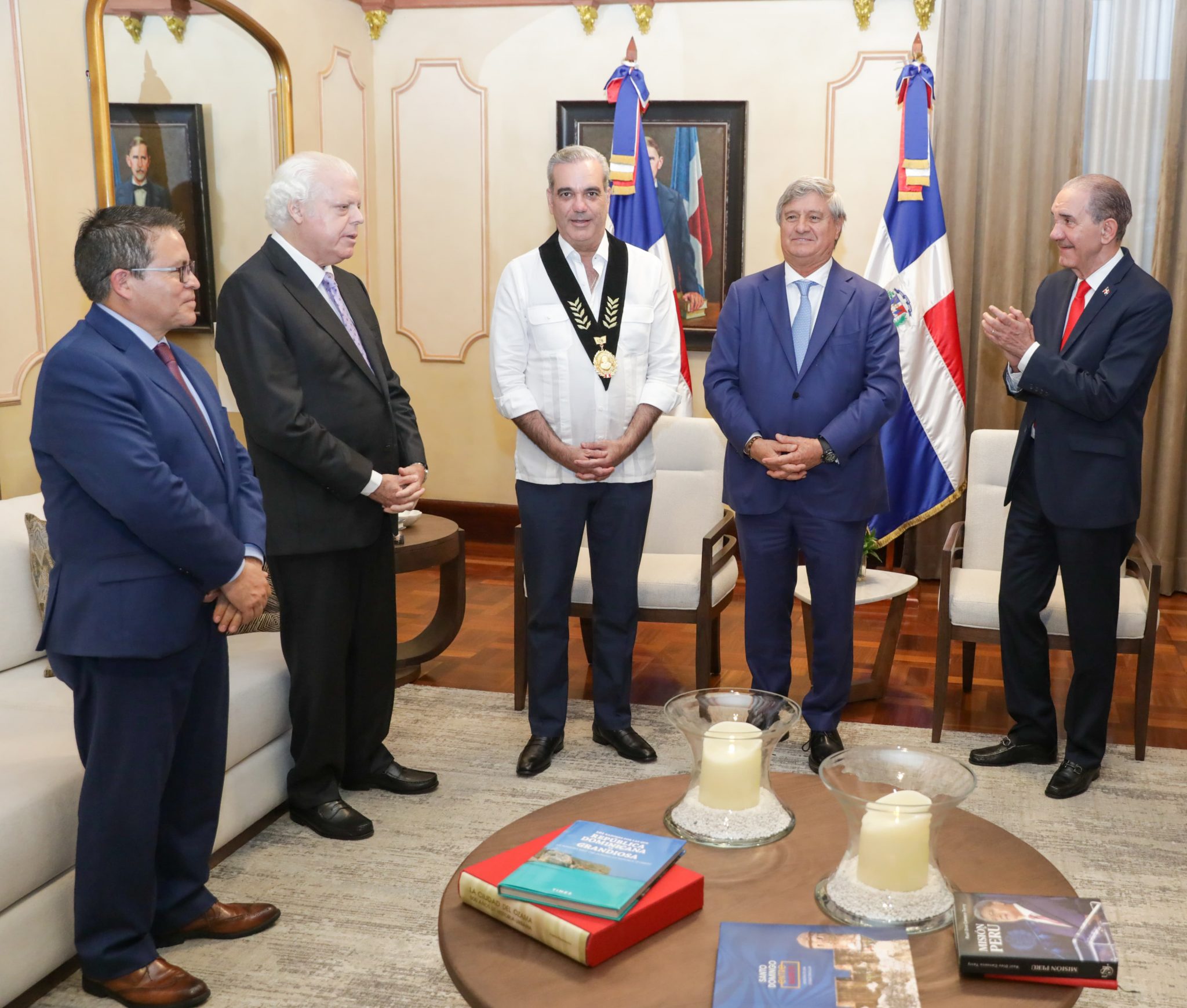 Presidente Abinader recibe Medalla de Valores Democráticos Fernando ...