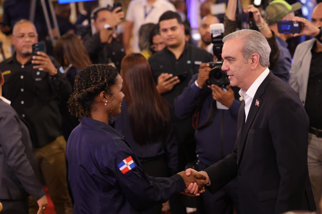 Presidente Abinader rinde homenaje a 565 rescatistas por su labor en ...