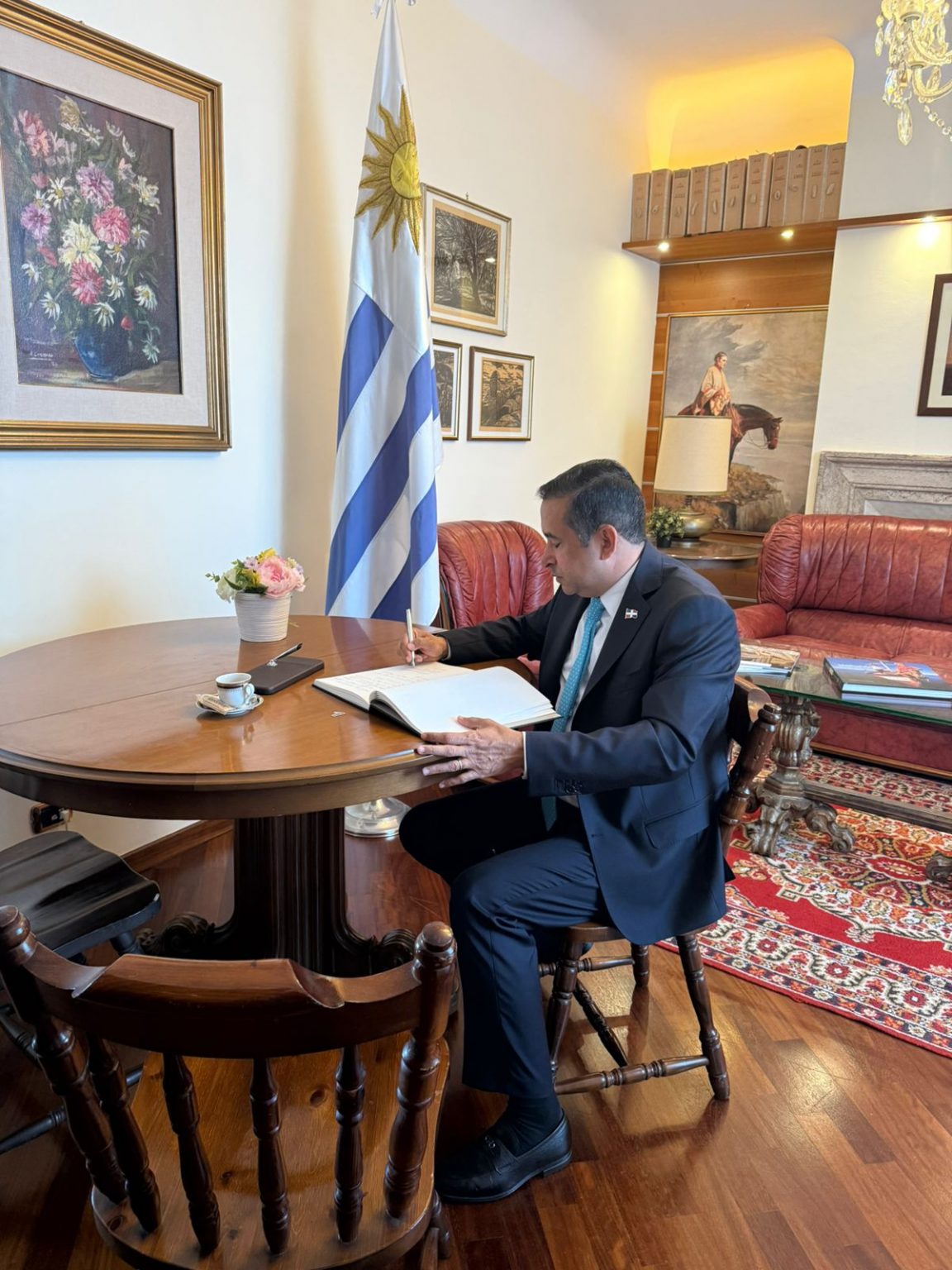 Embajador Víctor Suárez firma libro de condolencias por fallecimiento ...