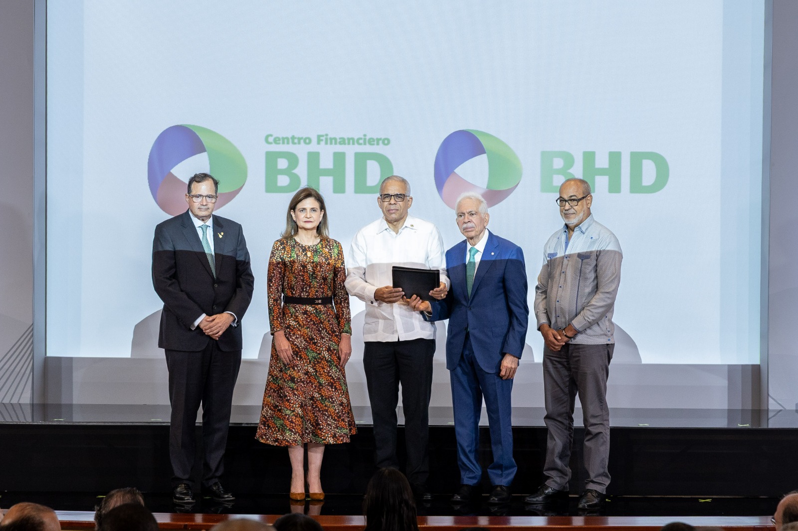 BHD dona RD$100 millones para preservar el Ateneo Amantes de la Luz ...