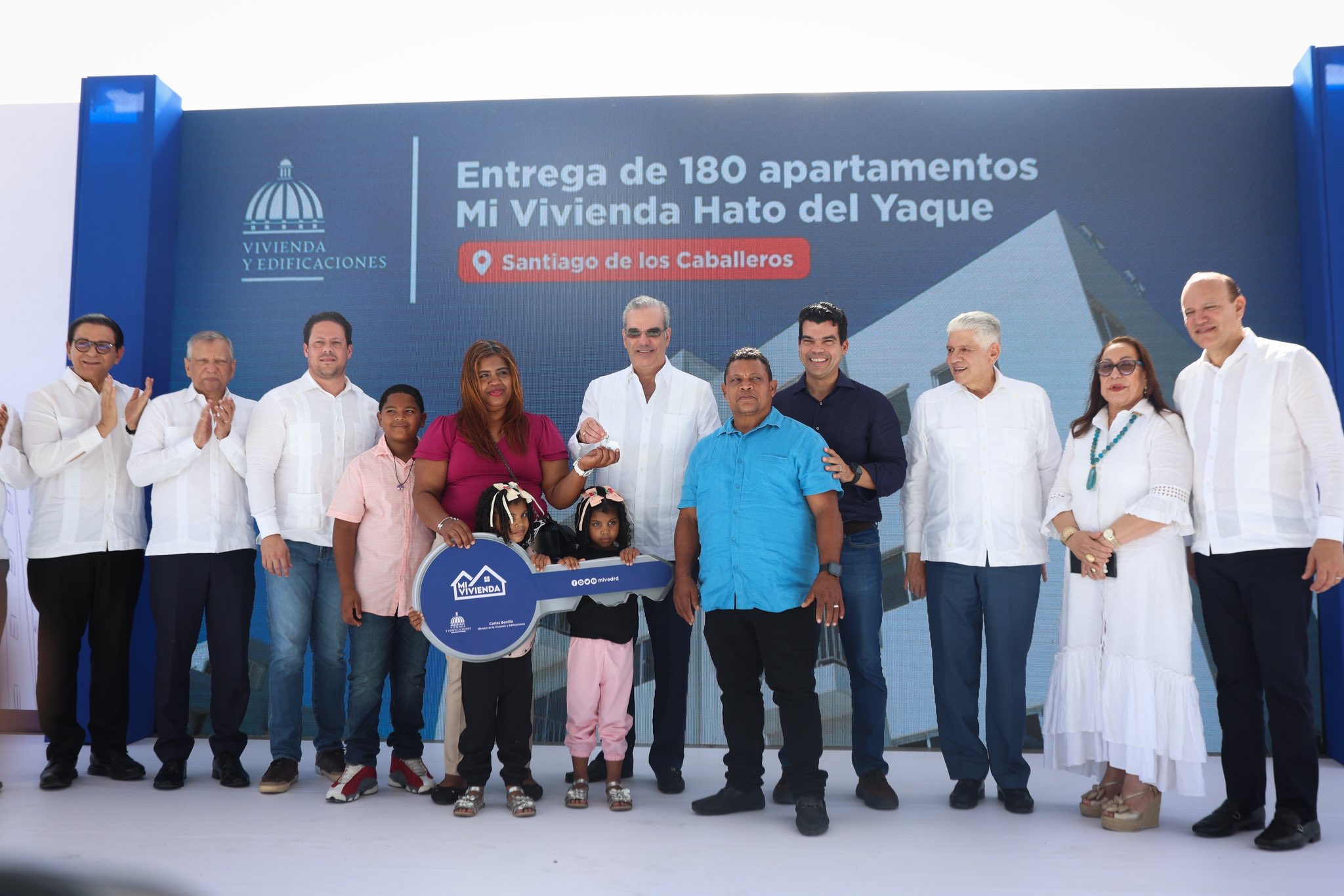 Abinader inaugura en Hato del Yaque de Santiago 180 viviendas que ...