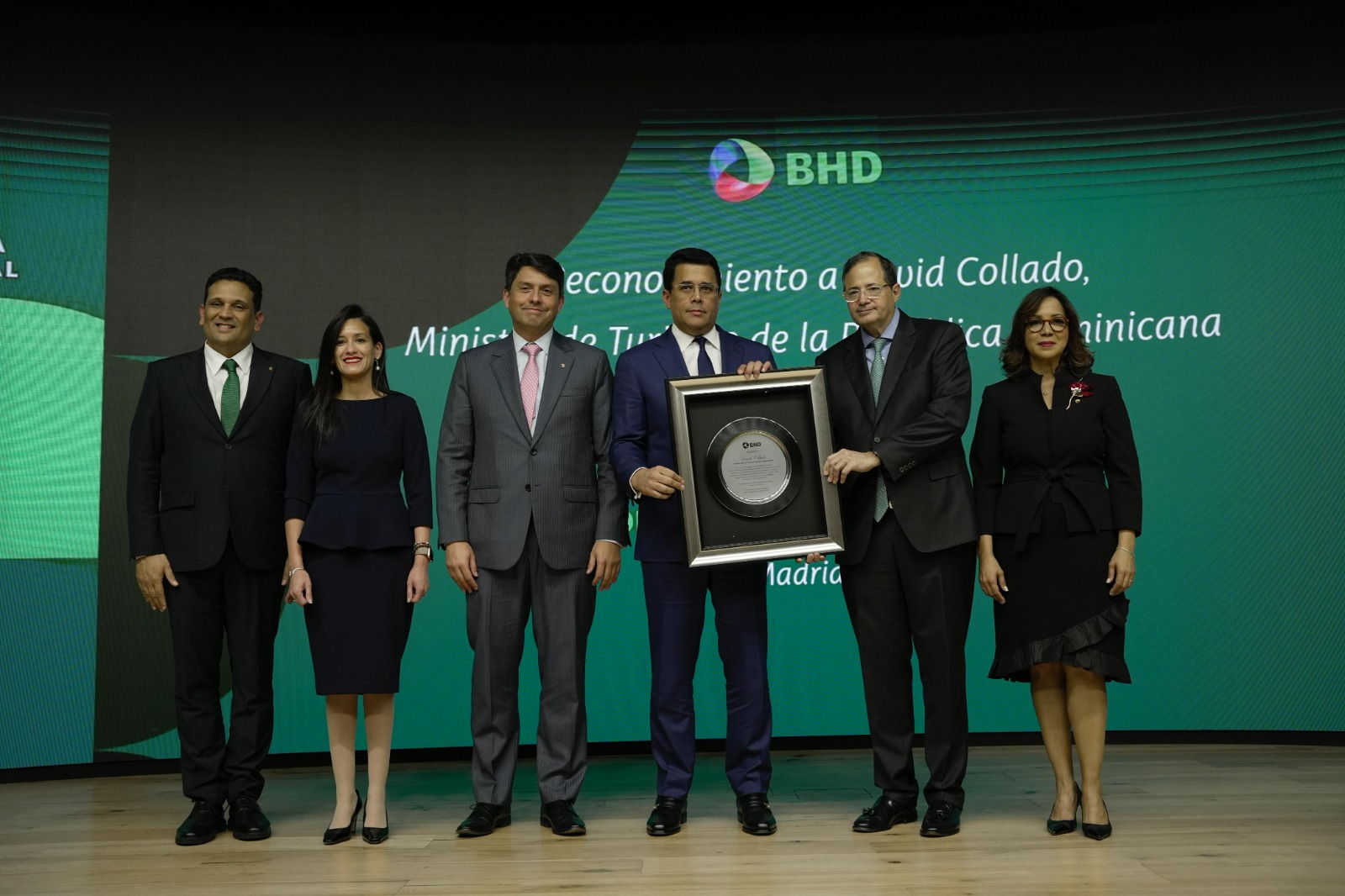Banco BHD distingue a David Collado por consolidar el liderazgo ...